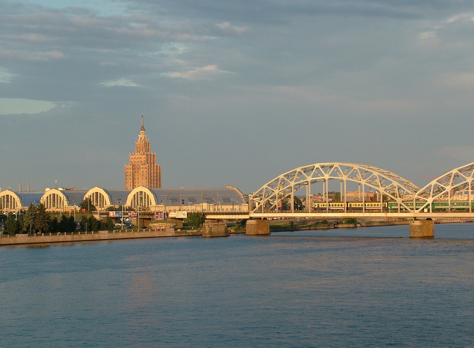 Daugava Brücke - Tanken.de